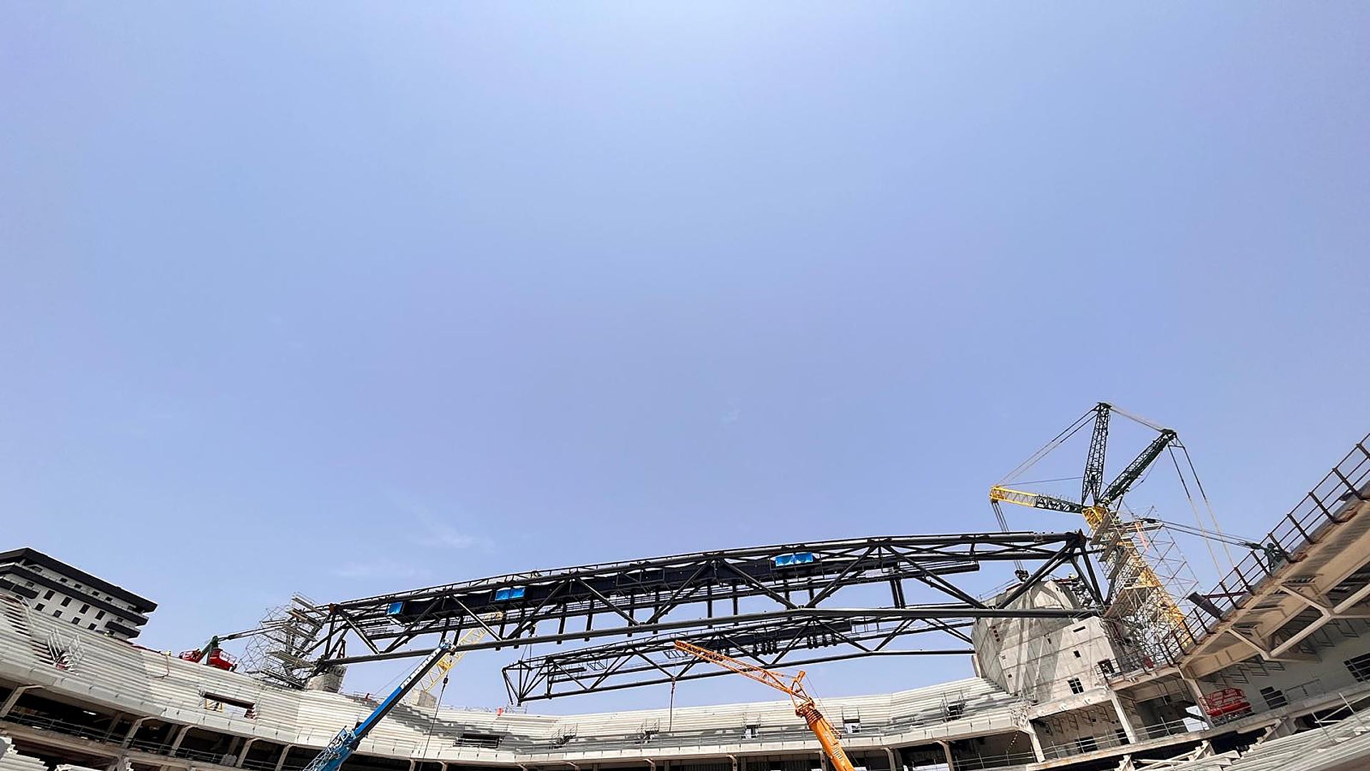 La cúpula del Roig Arena inicia su levantamiento | Las Provincias