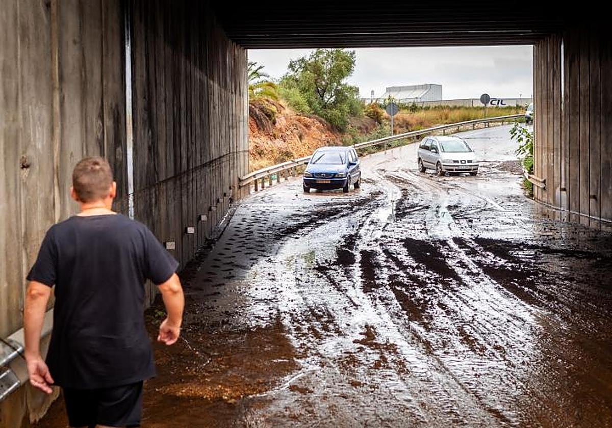 La DANA anega casas y carreteras, corta el corredor y obliga al cierre ...