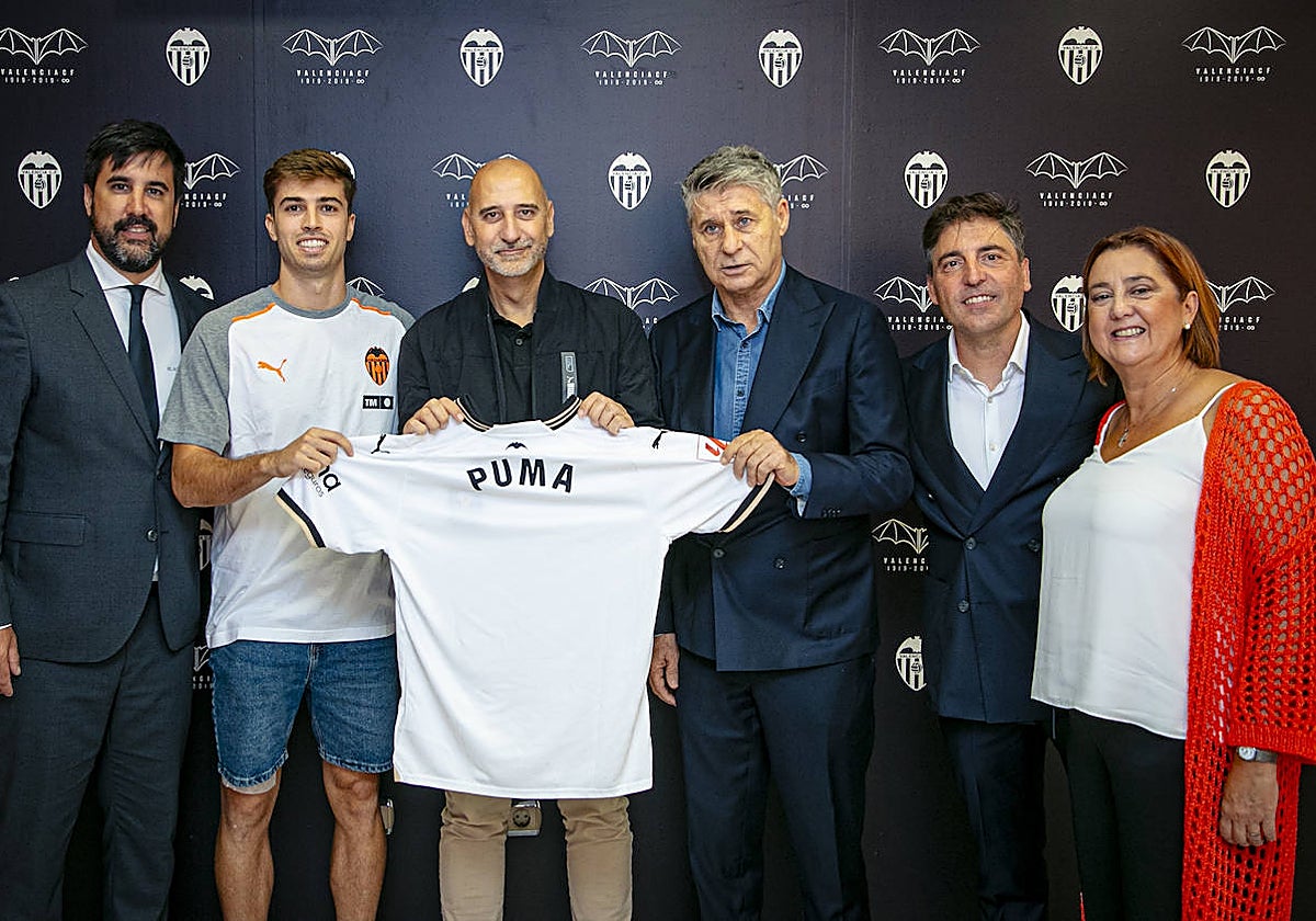 Valencia CF y Puma | Puma vestirá al Valencia hasta 2029 | Las Provincias