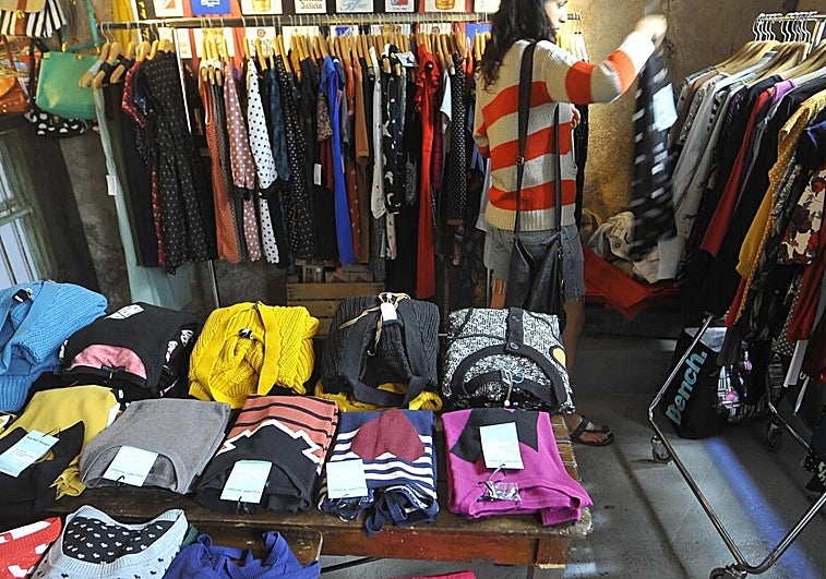 El mercado de ropa vintage al kilo más grande de España llega a ...