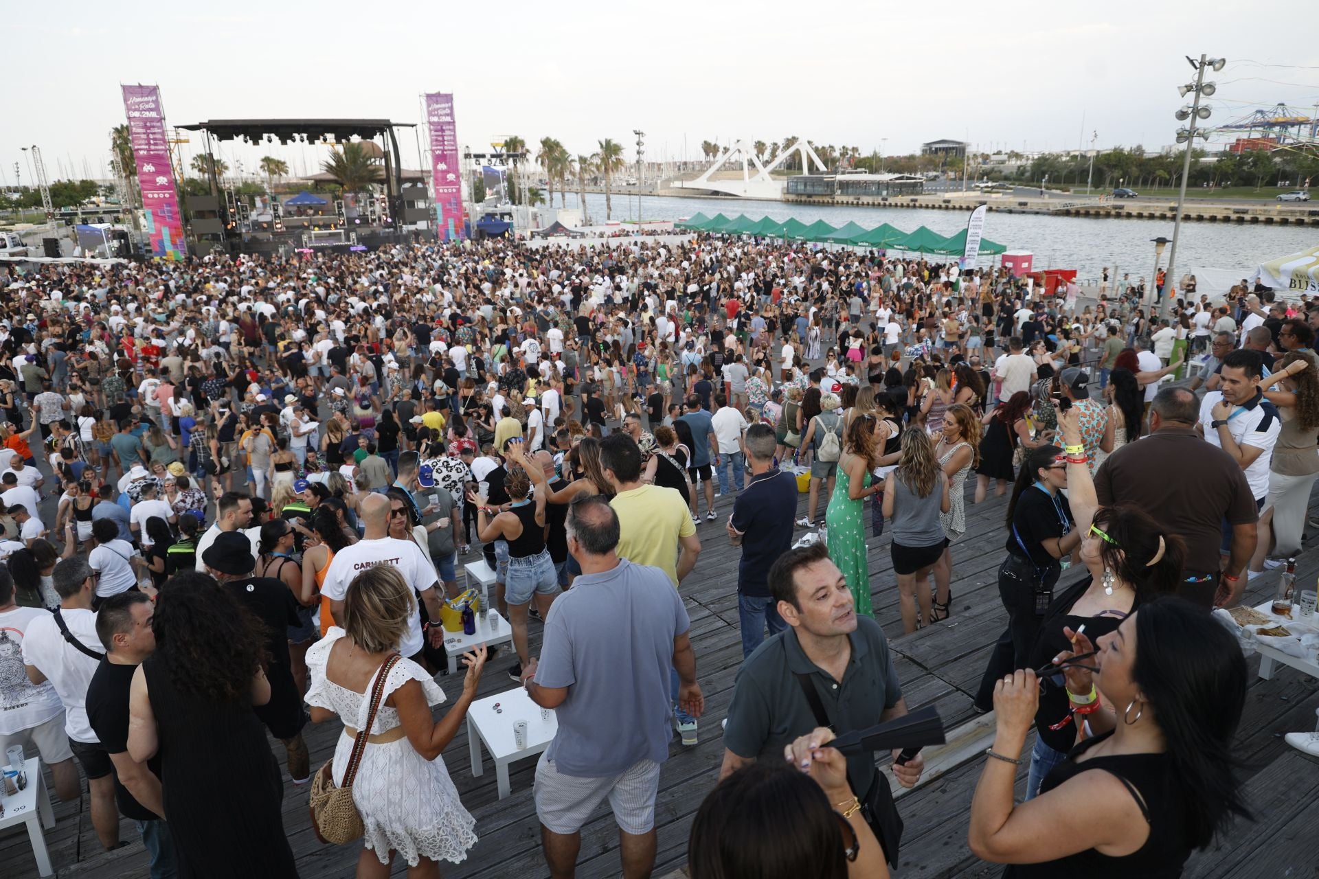 La Marina de Valencia homenajea la Ruta 90's & 2Mil | Las Provincias