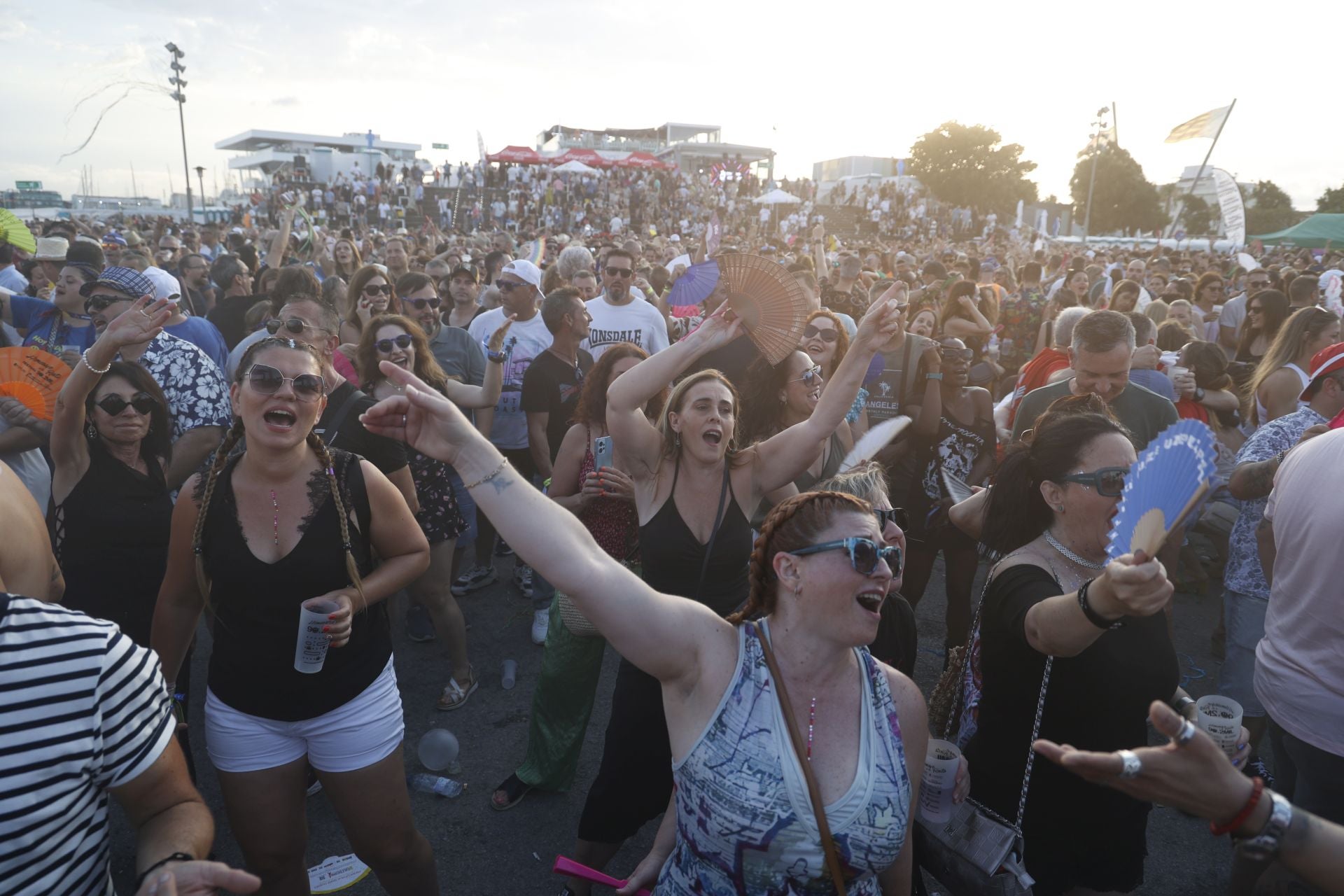 La Marina de Valencia homenajea la Ruta 90's & 2Mil | Las Provincias