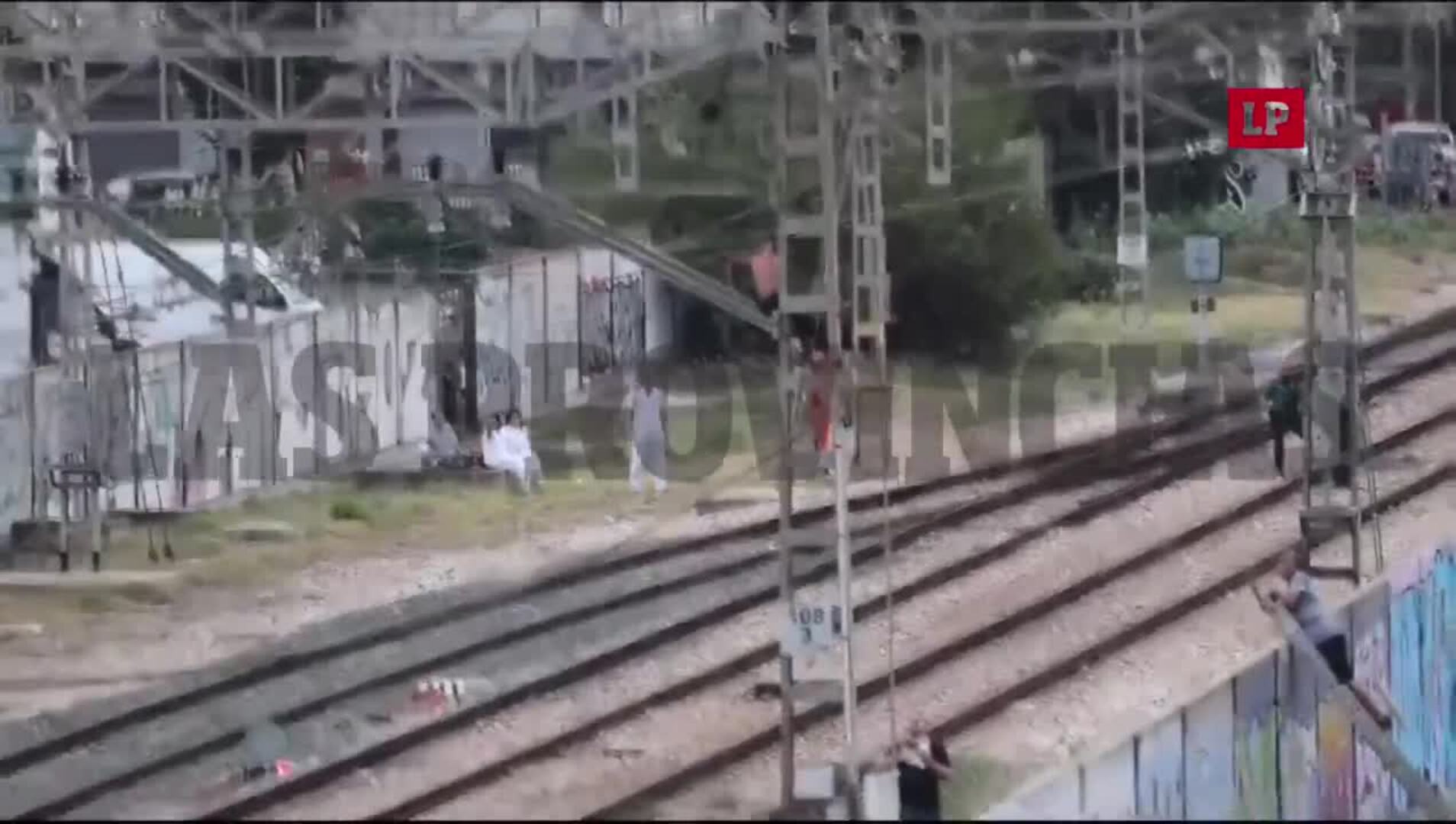 Un hombre se encarama a la catenaria entre Valencia y Alfafar | Las Provincias