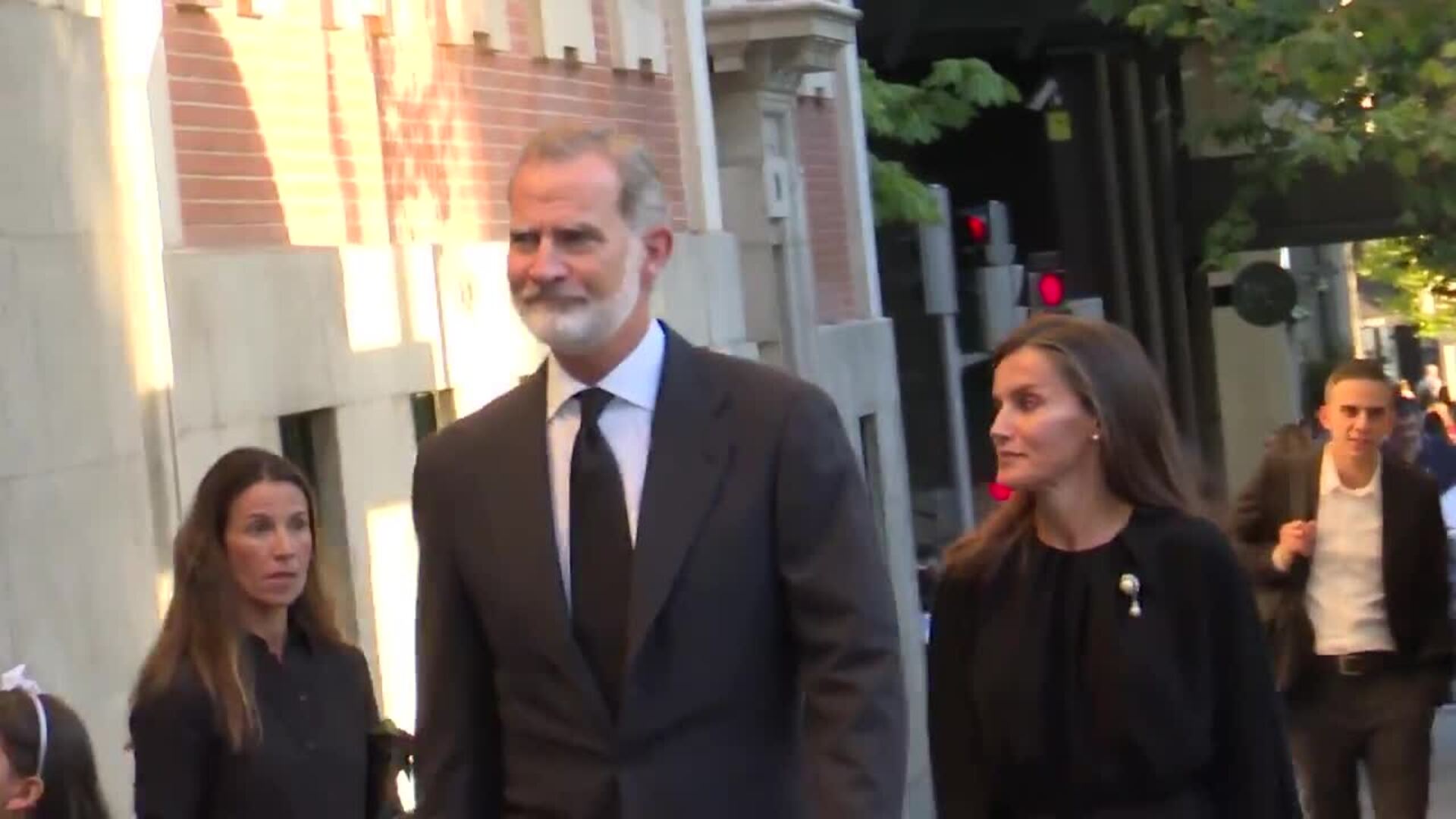 Los reyes Felipe VI y Letizia acuden al funeral de Alejandro Fernández de Araoz | Las Provincias