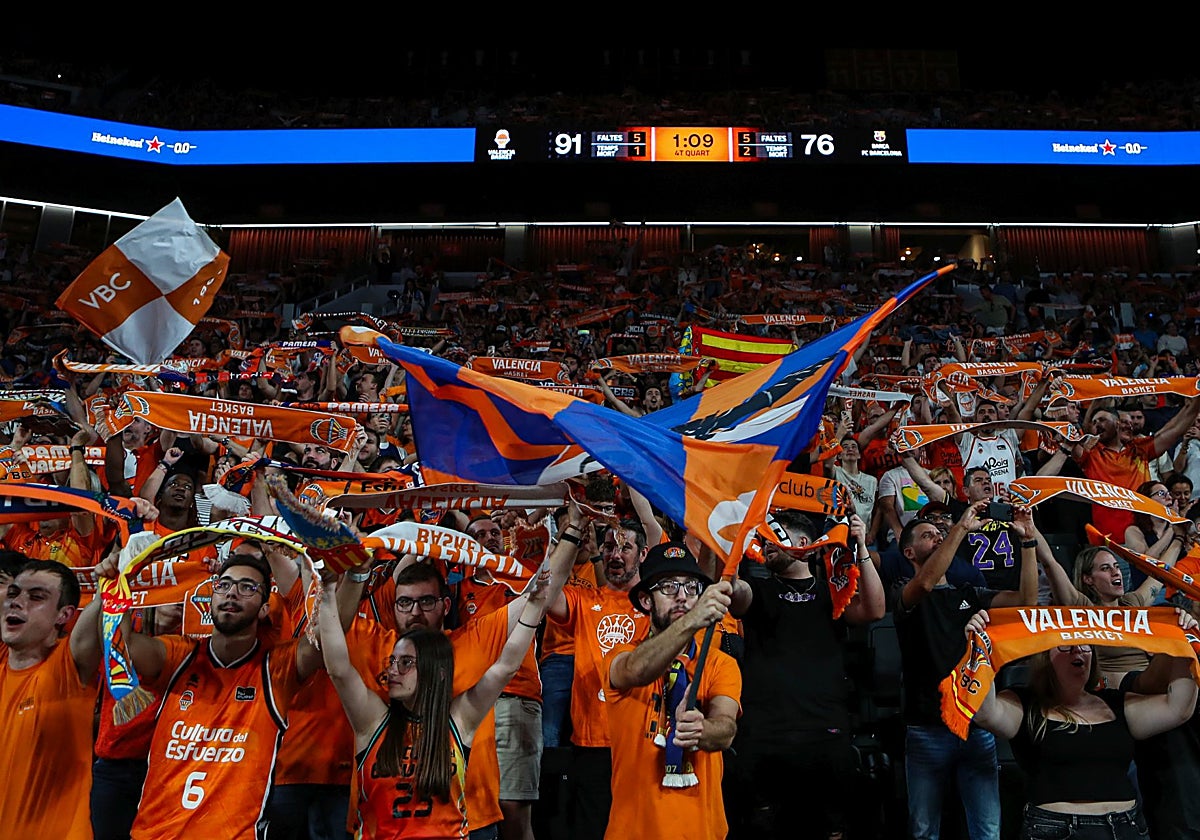 Valencia CF | Los gritos de «Peter vete ya» invaden el Roig Arena de ...
