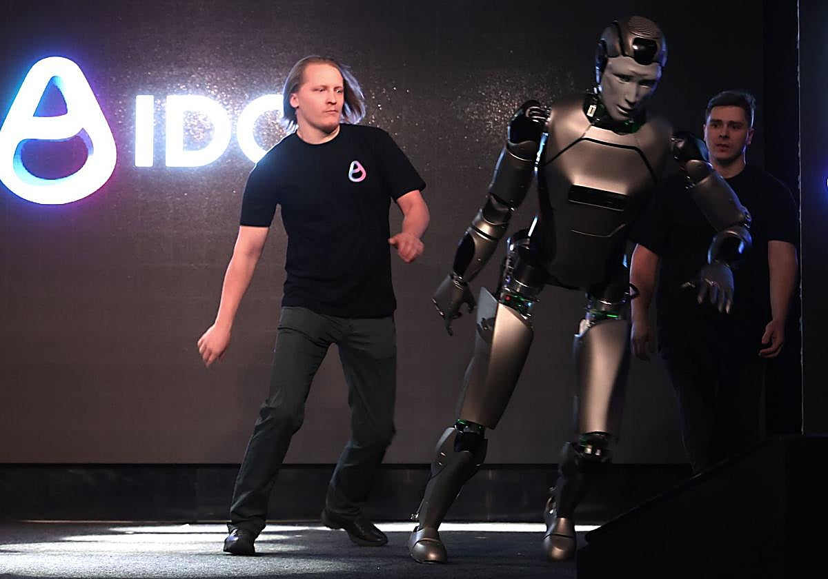 Rusia no convence: AIDOL, el robot ruso, tropieza en su primera ...