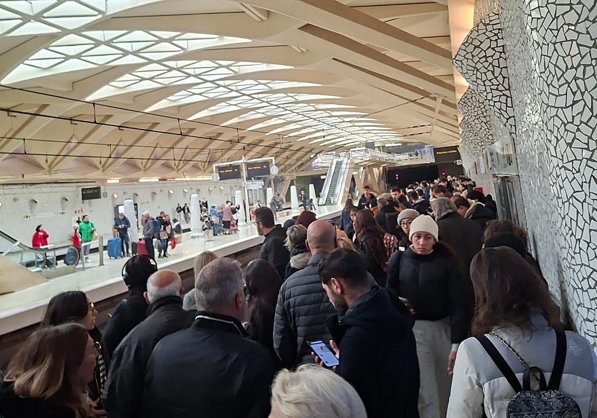 Caos en las estaciones de Metrovalencia este miércoles | Las Provincias
