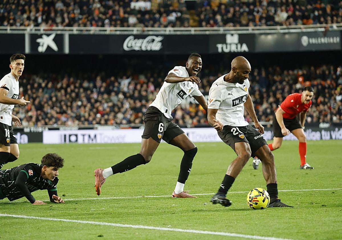 El Valencia no podía tropezar, pero lo hizo | Las Provincias