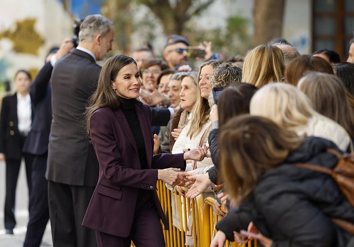 Juan Avellaneda comenta el look de la Reina Letizia en su visita a LAS ...