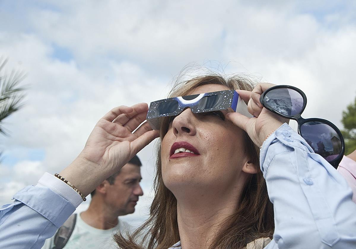 El aviso de los ópticos ante el eclipse de agosto: un error muy común ...