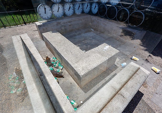 El monumento a las víctimas del metro, repleto de restos de botellón ...