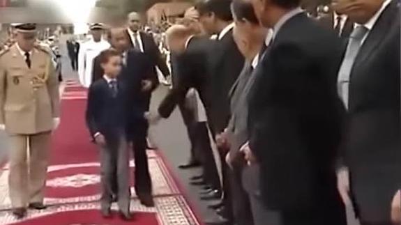 El heredero marroquí 'huye' del beso en la mano | Las Provincias