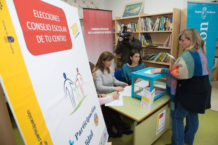 Fotos: Los padres de alumnos votan en las elecciones al Consejo Escolar ...