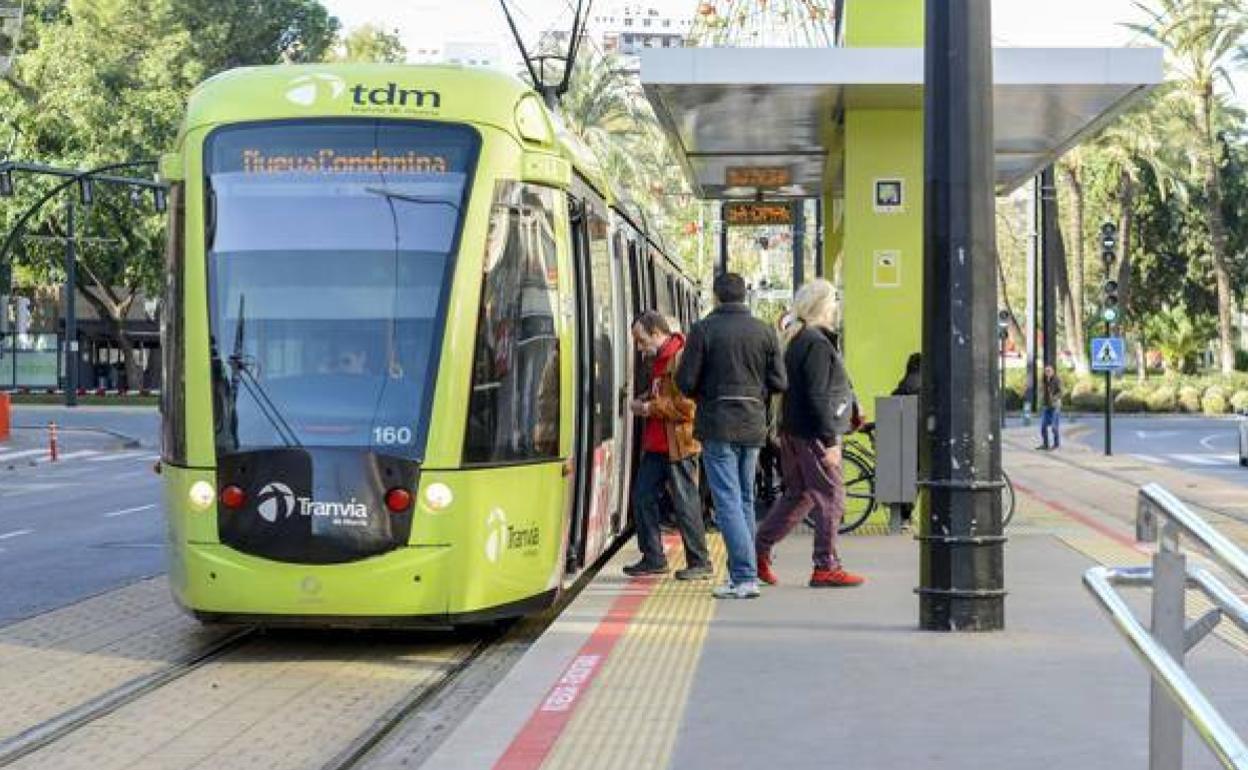 Los bonos de tranvía y autobús serán un 30% más baratos desde este ...