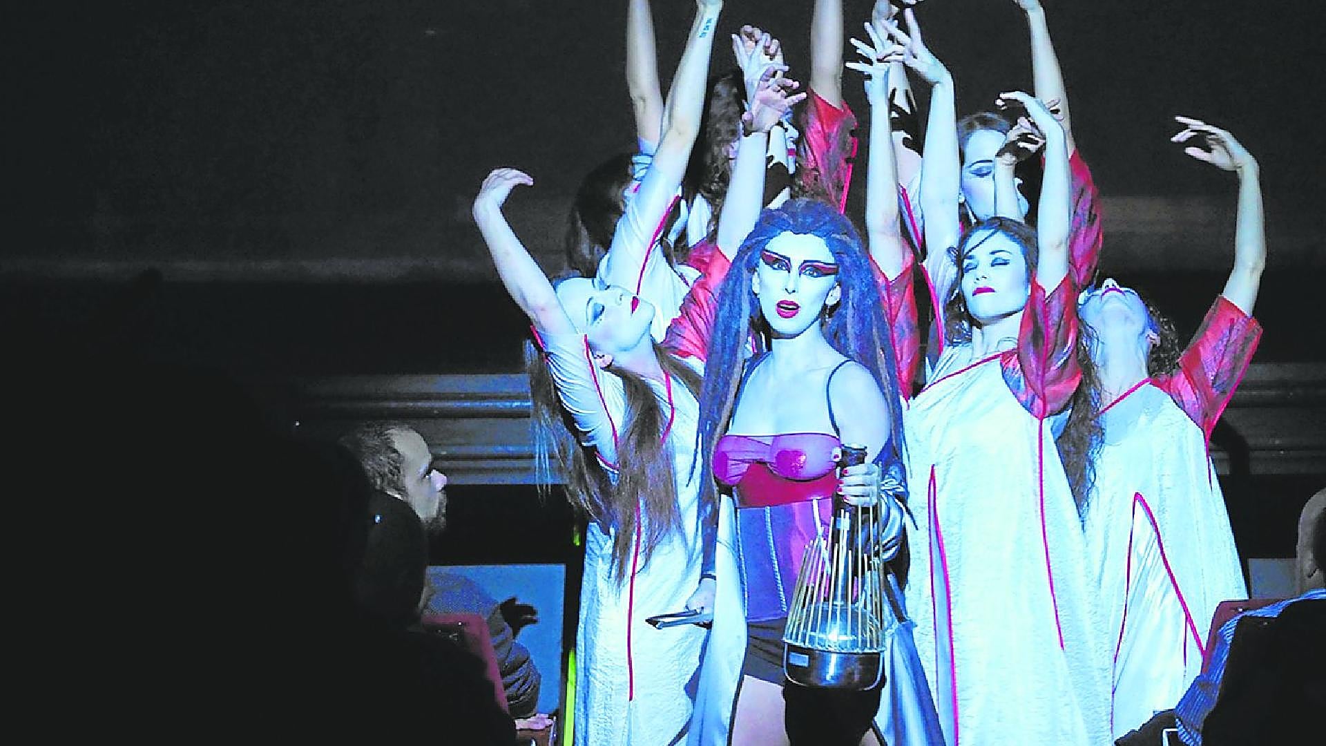 La Fura dels Baus llena de excentricidad la clásica cantata de Carl ...