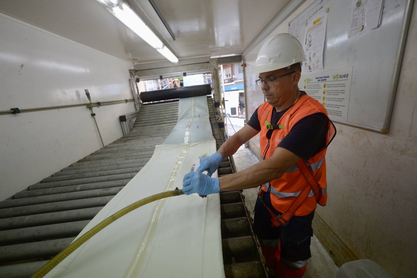 Instalación de tuberías de Emuasa en la avenida Constitución de Murcia ...