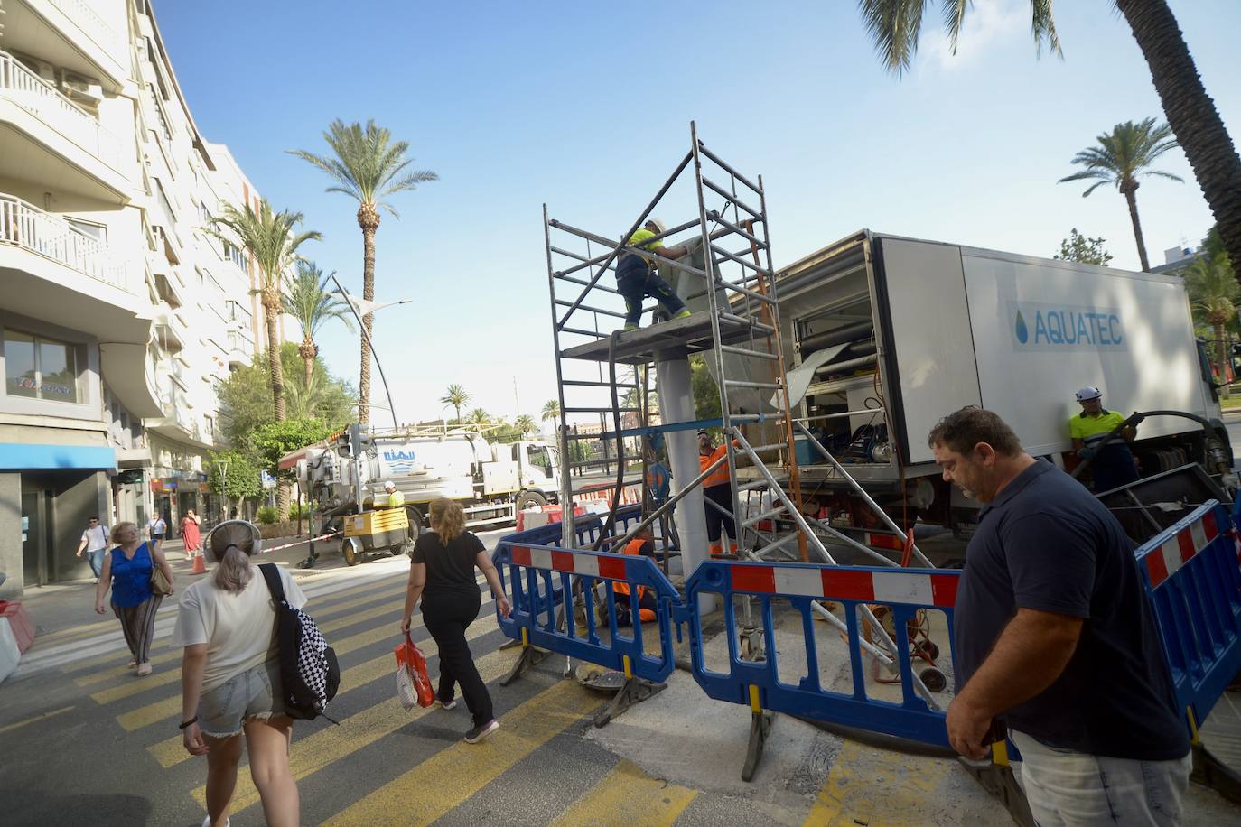 Instalación de tuberías de Emuasa en la avenida Constitución de Murcia ...