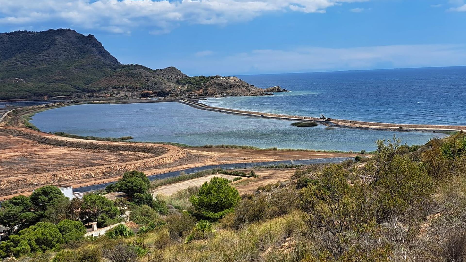 Costas refuerza el dique de la bahía de Portmán y prepara la playa para ...