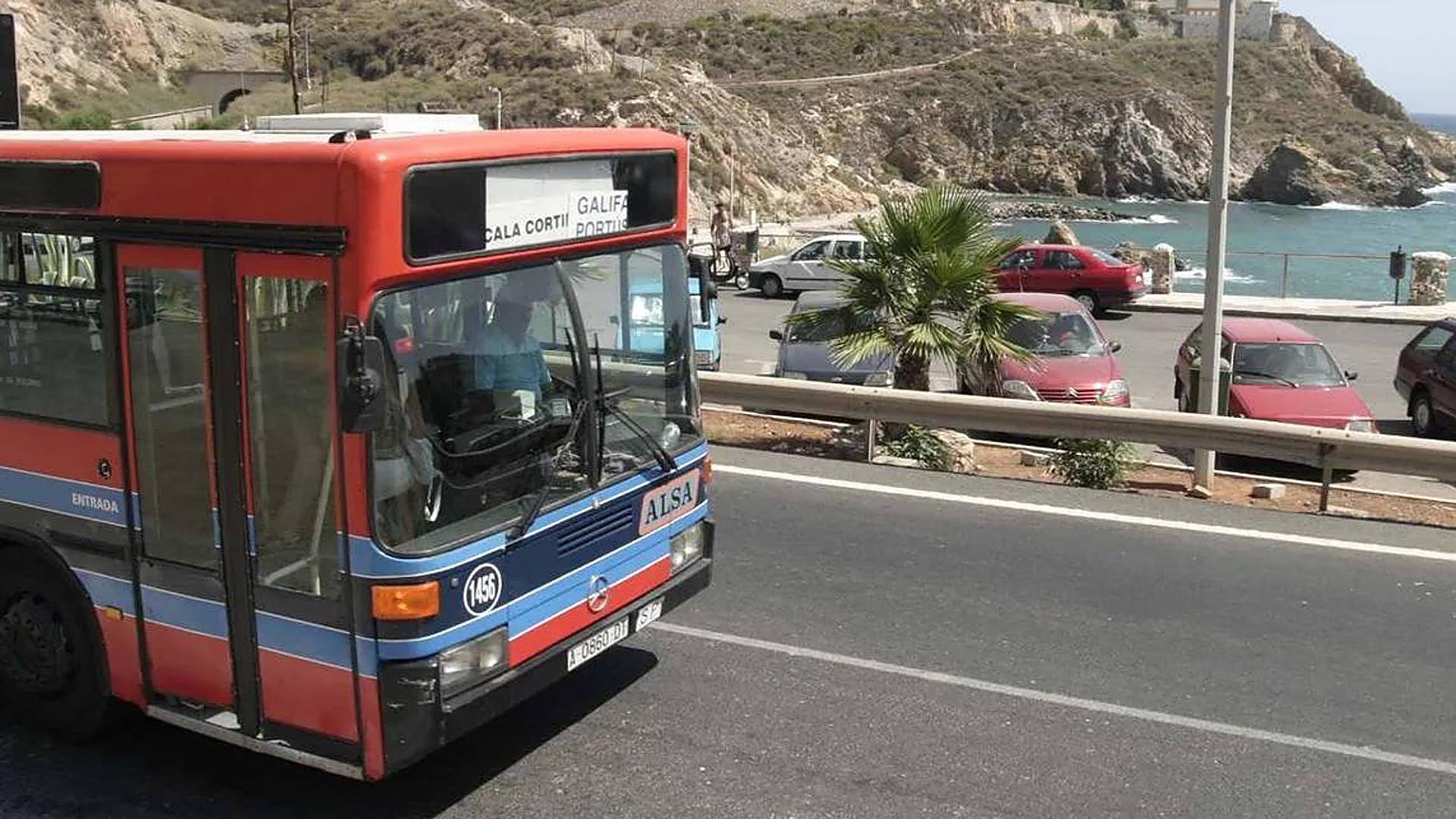 El autobús hacia las playas de Cala Cortina y El Portús se pone en ...