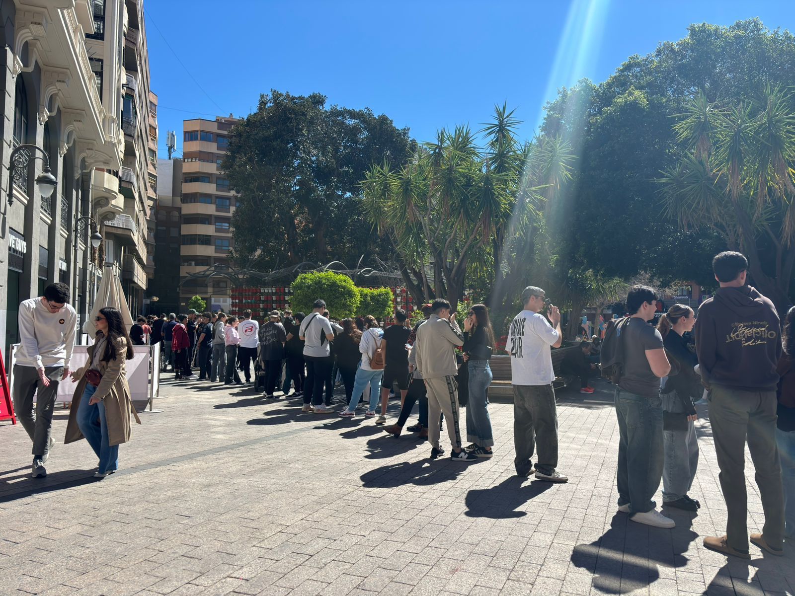 Largas colas en Murcia por la inauguración de la hamburguesería del ...