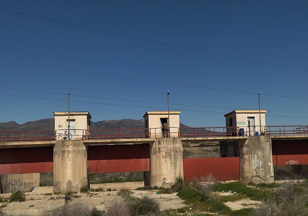 Casi 90 multas en Lorca en dos años por hacer infraviviendas en naves y ...