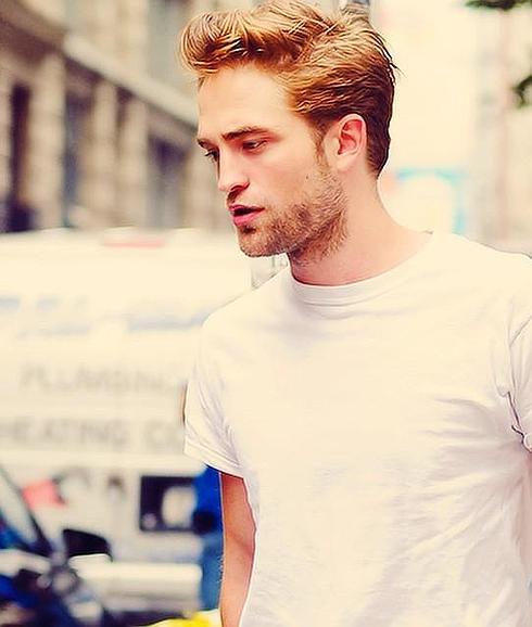 Una amiga de Robert Pattinson enseña los pechos para salvarle de los ... Una amiga de Robert Pattinson enseña los pechos para salvarle de los ...