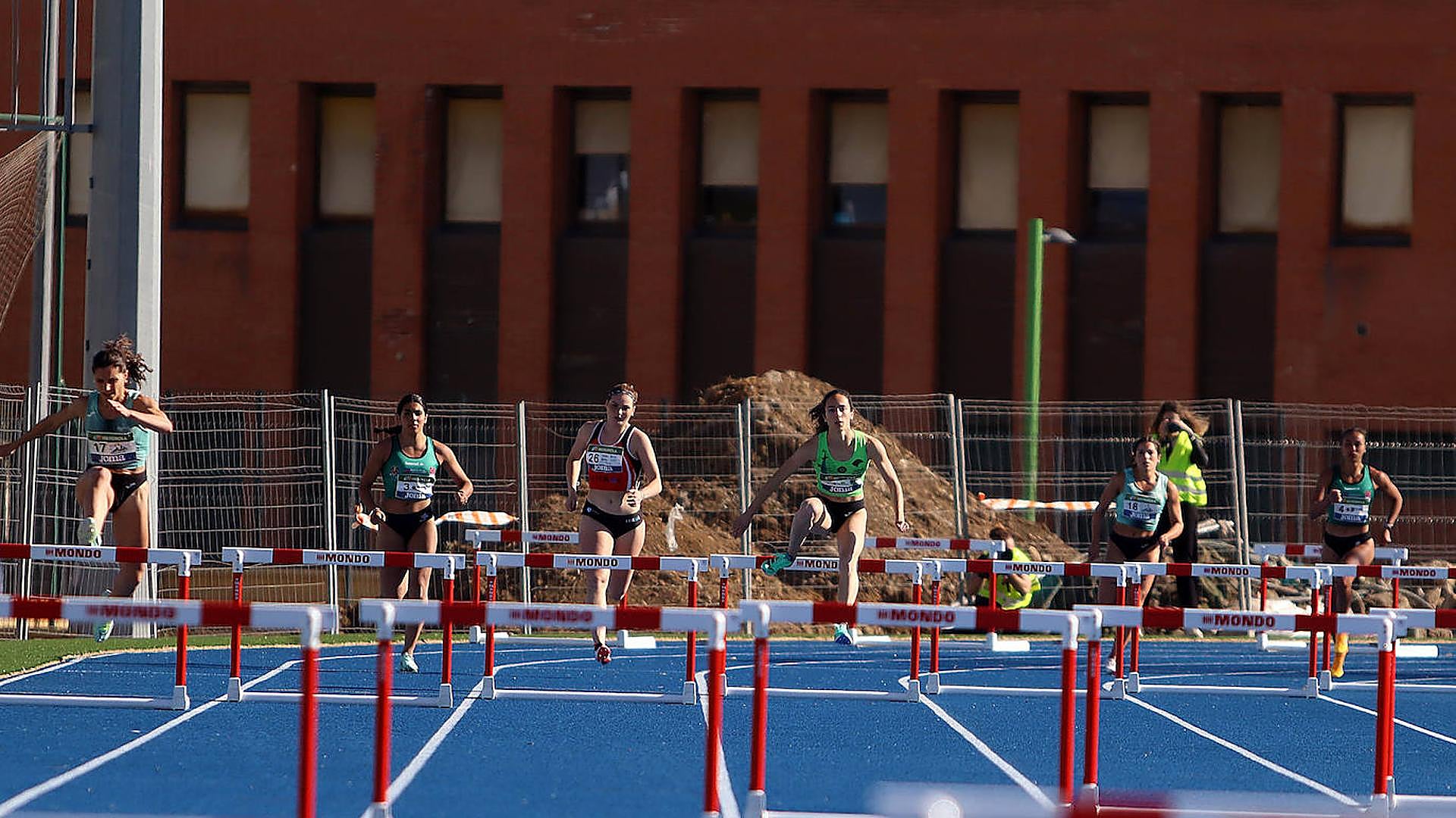 La leonesa Nora Suárez reina en el 400 vallas de la Liga Iberdrola ...