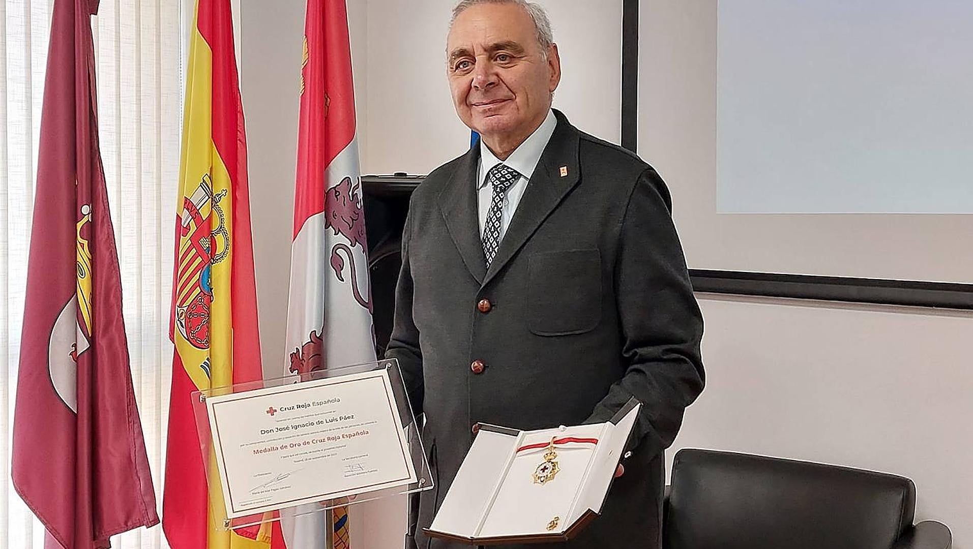 José Ignacio de Luis Páez recibe la Medalla de Oro de Cruz Roja ...