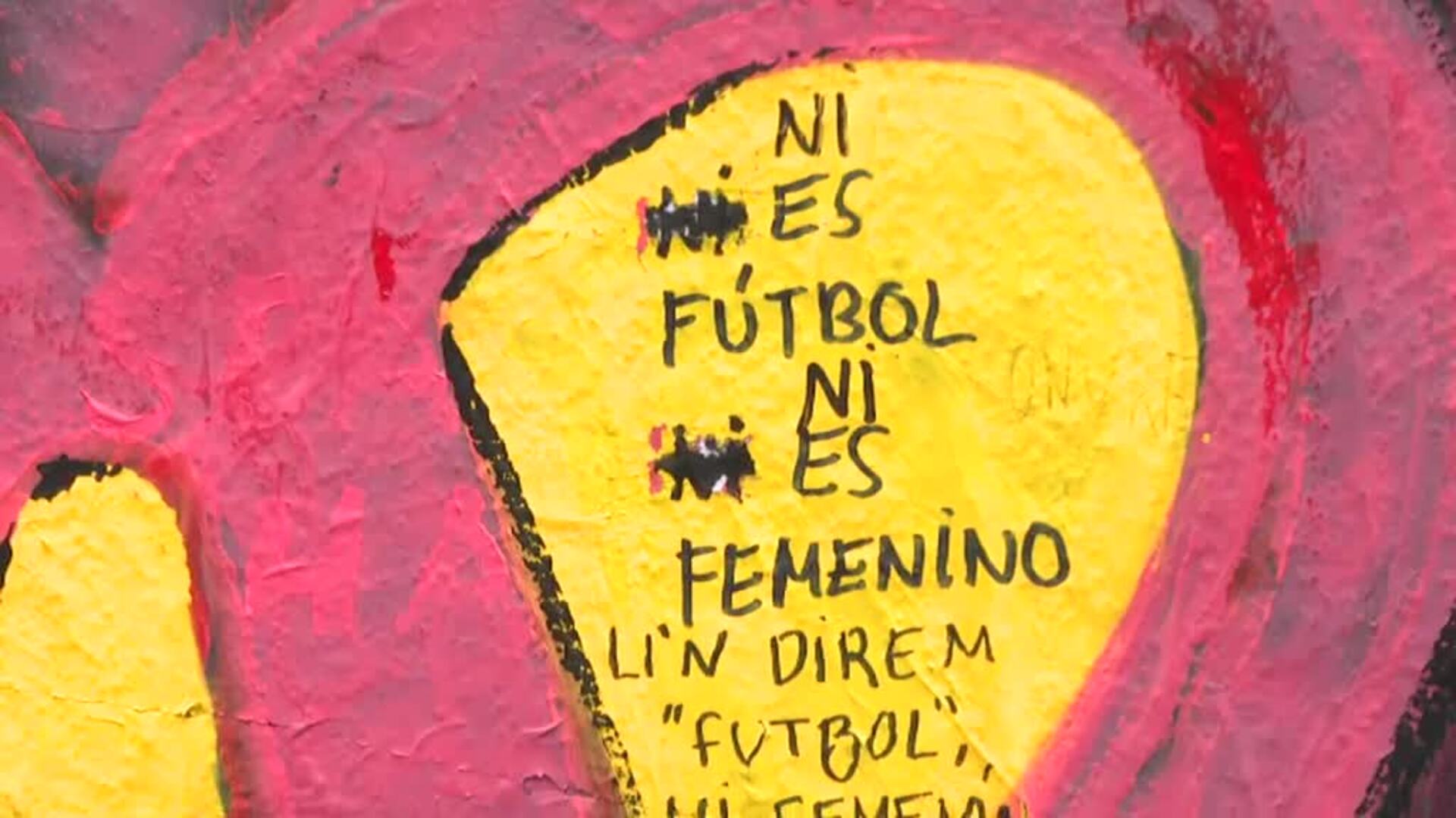 Pintarrajean con insultos el mural de Alexia Putellas en Barcelona ...