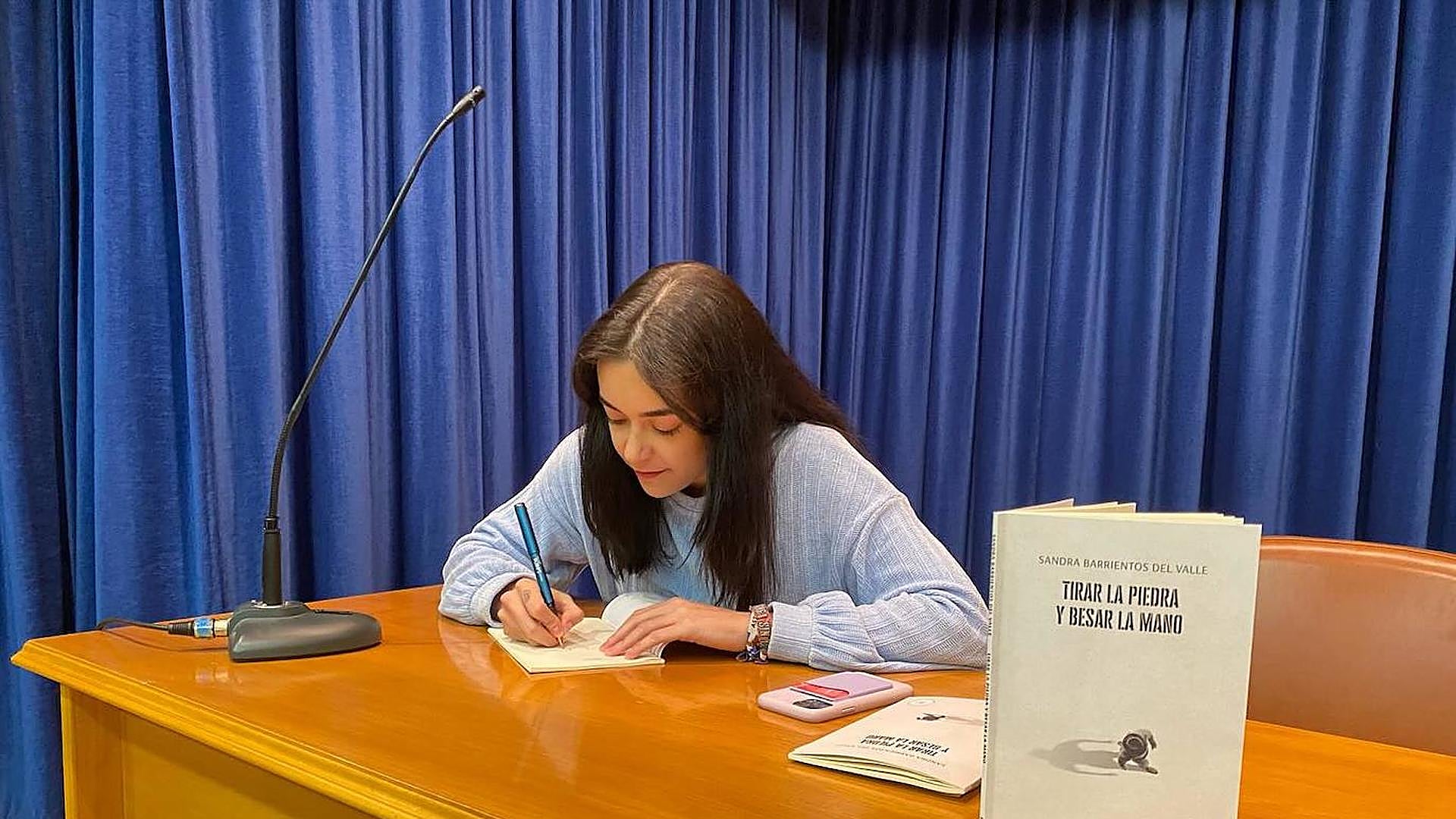 Sandra Barrientos presenta 'Tirar la piedra y besar la mano' | leonoticias.com