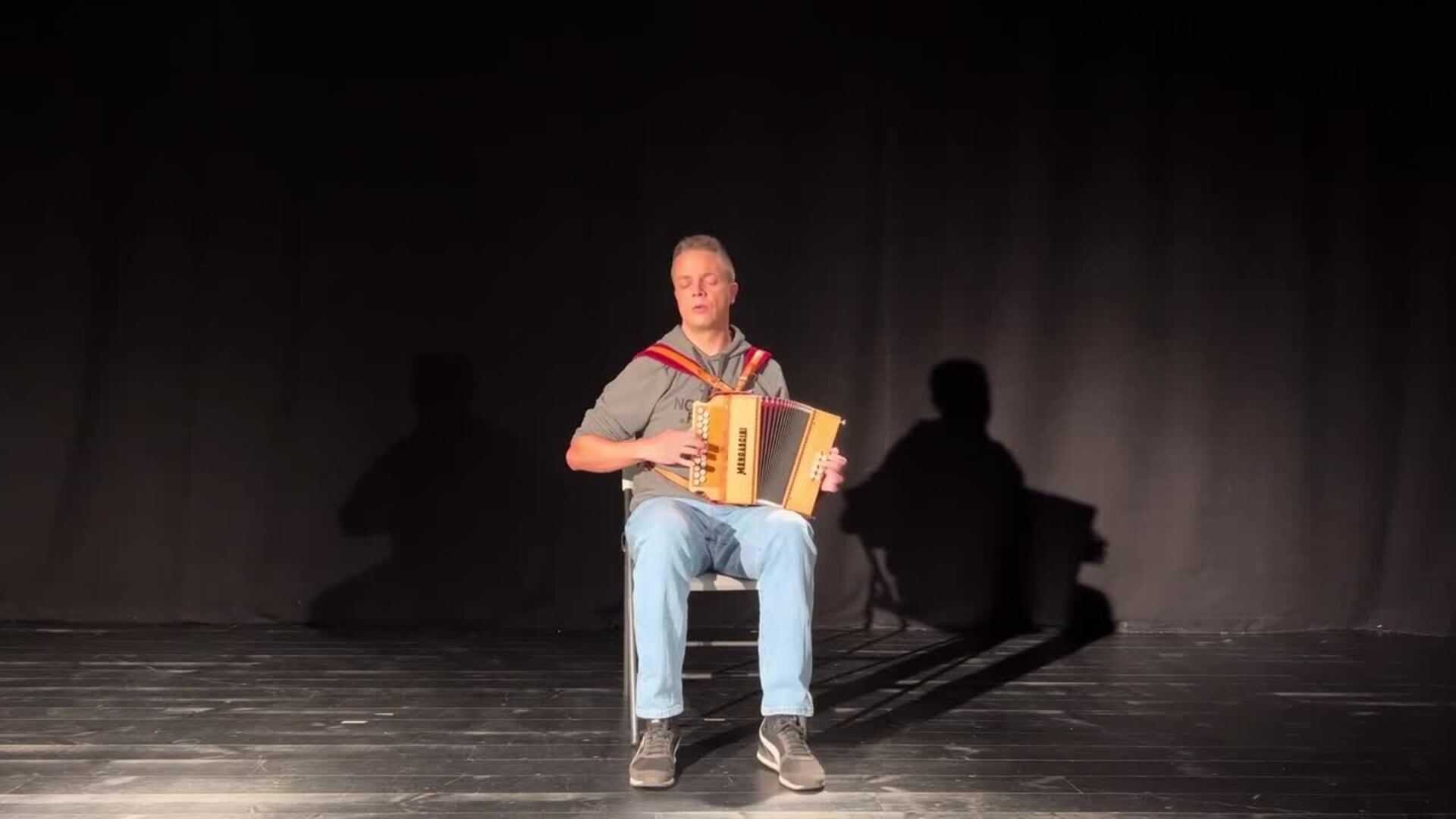 Borja Rodríguez toca con el acordeón canciones leonesas | leonoticias.com