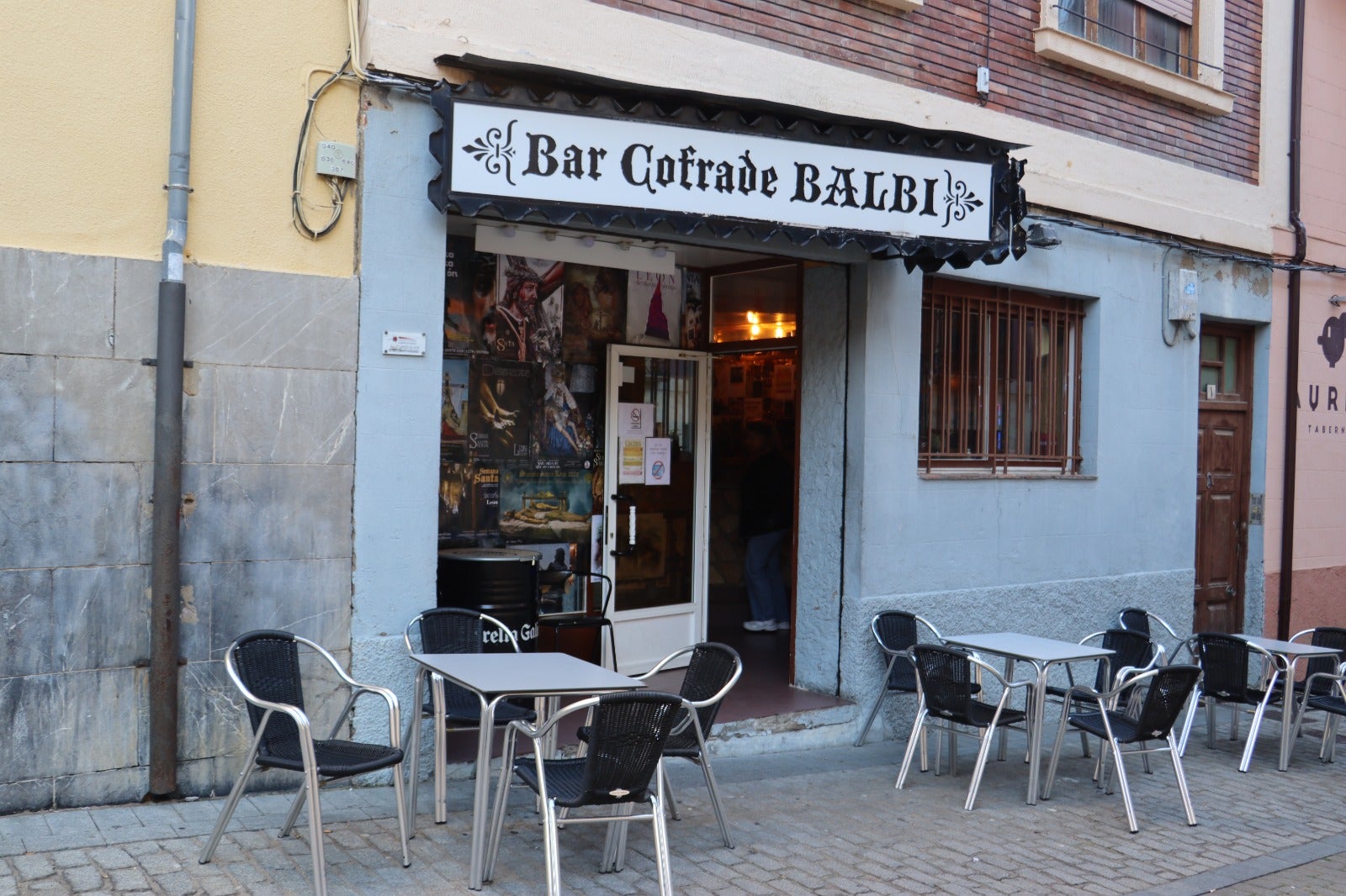 La parada en el bar cofrade que recibe al Viernes de Dolores en León ...