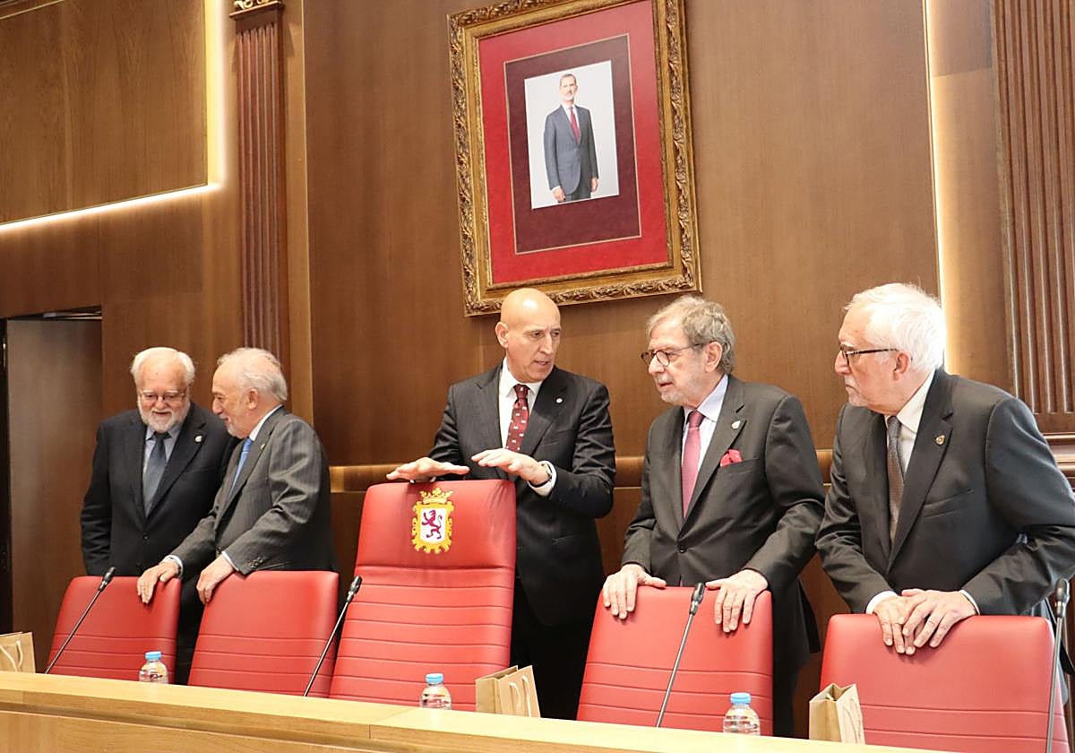 Las imágenes del pleno de la RAE en León | leonoticias.com