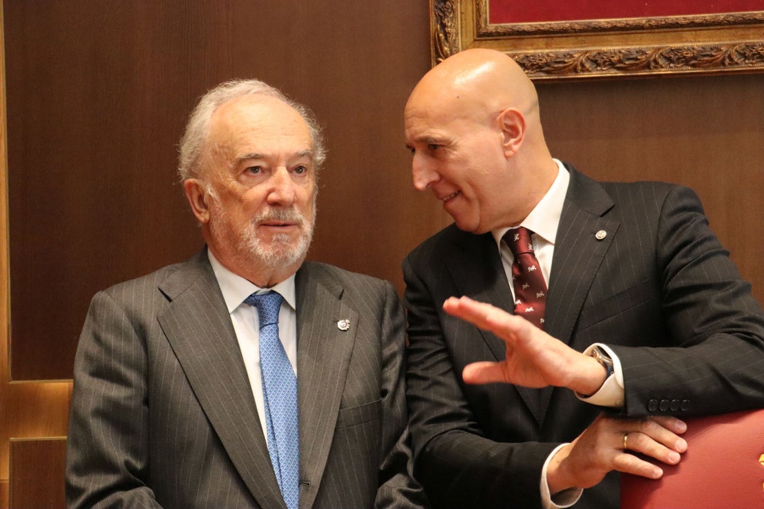 Las imágenes del pleno de la RAE en León | leonoticias.com