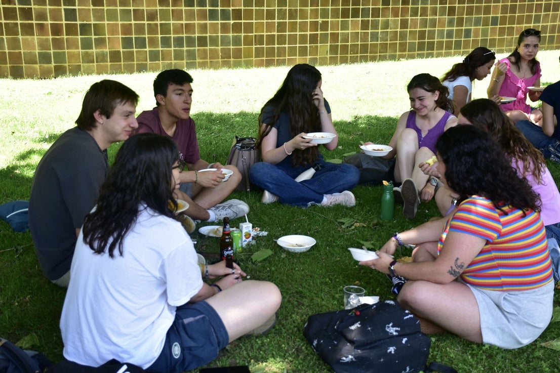 Apuntes aparcados por una paella: el plan de 600 estudiantes de León ...