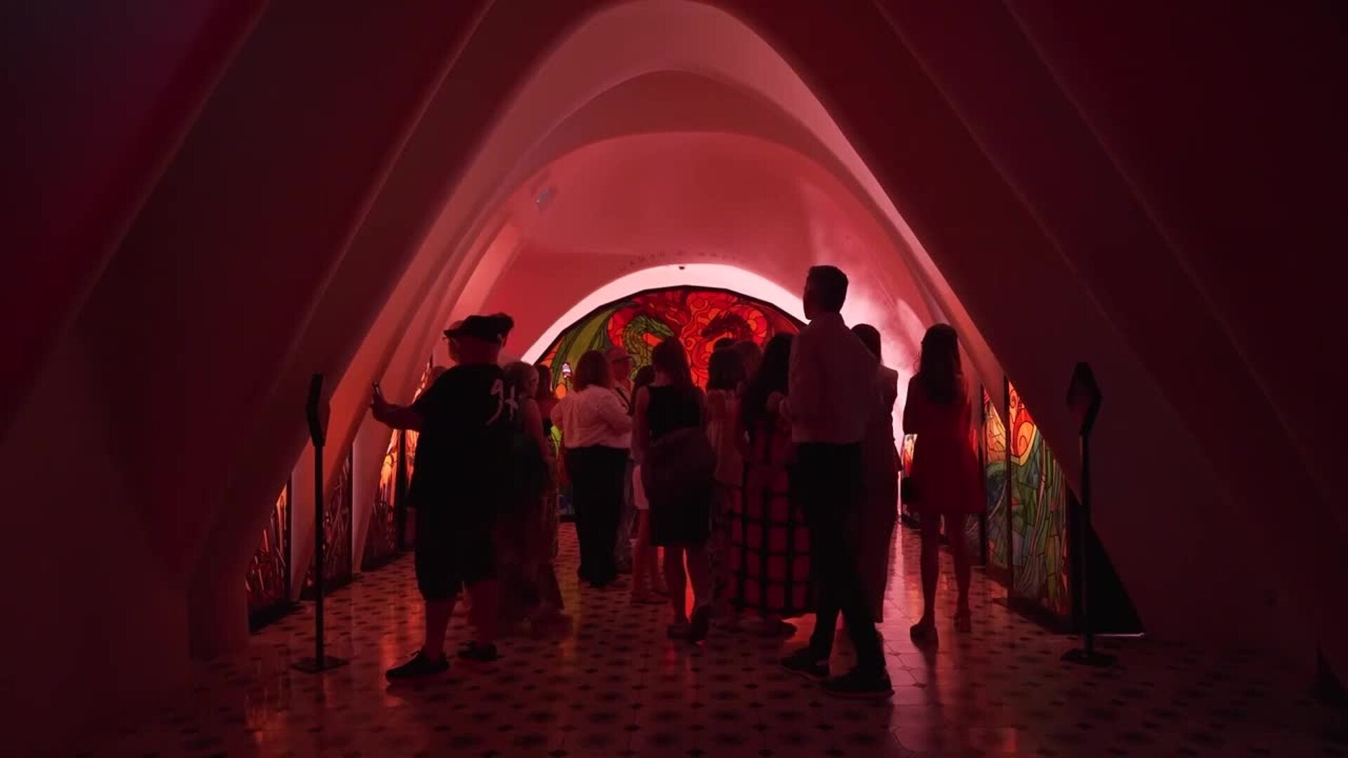 La Casa Batlló acoge una experiencia inmersiva inspirada en la serie ...