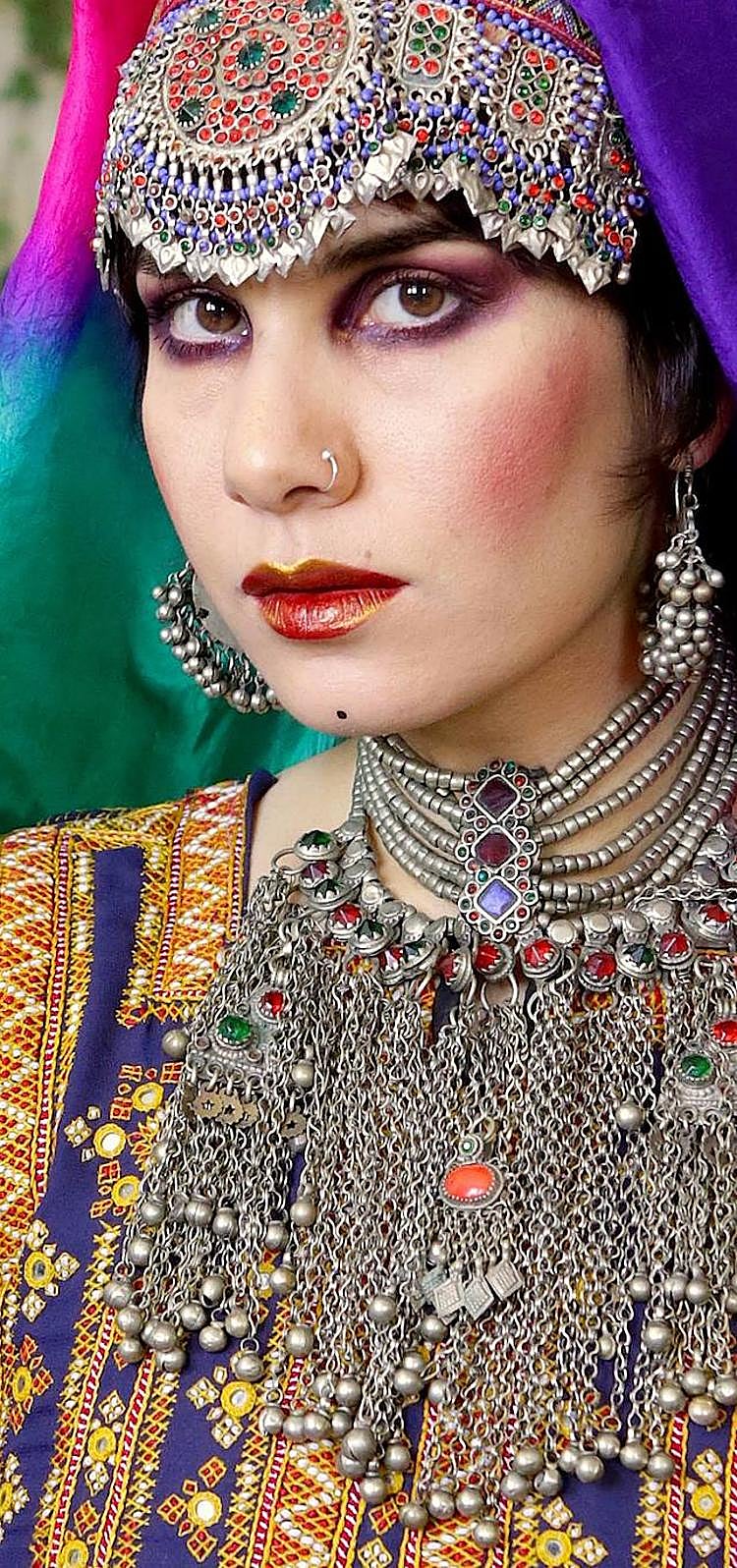 Rada Akbar, la artista afgana que ha tenido que huir para seguir ...