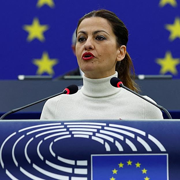 El puño en alto de Sira Rego, la ministra palestina del gobierno de ...