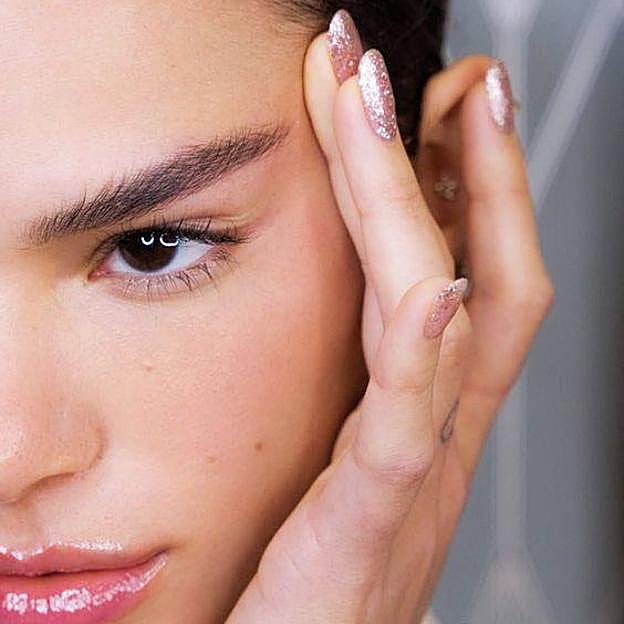 Todo sobre la tendencia de las cejas rectas que triunfan en 2024 | Mujerhoy
