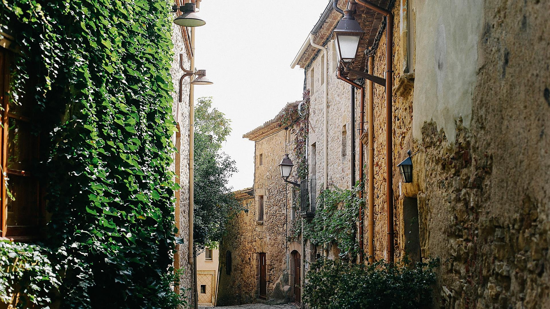 La zona más desconocida del Ampurdán con castillos surrealistas y ...
