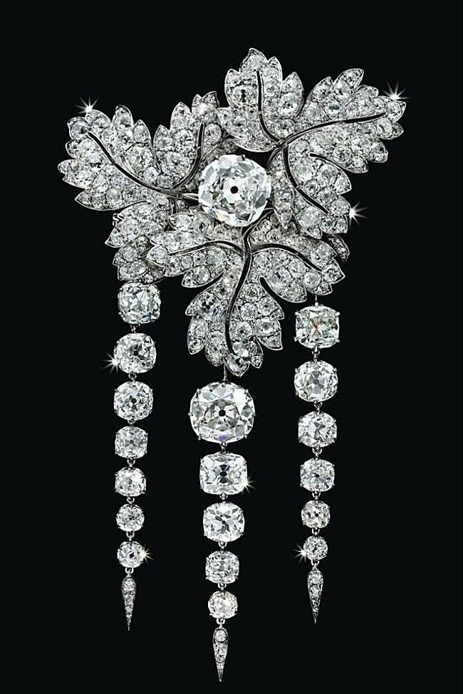 El espectacular broche lazo de Victoria Eugenia: 2.438 diamantes y diez ...