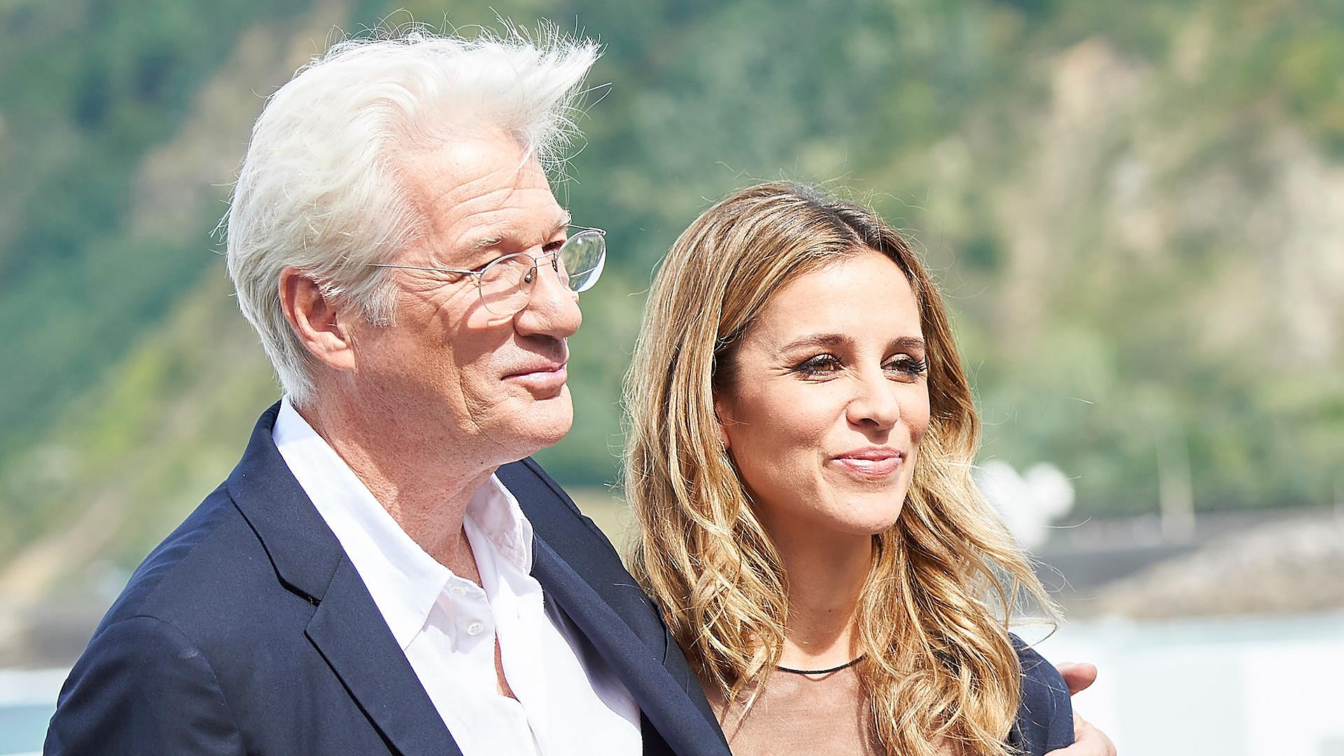 Por qué Richard Gere y Alejandra Silva no pueden volver a su casa ...