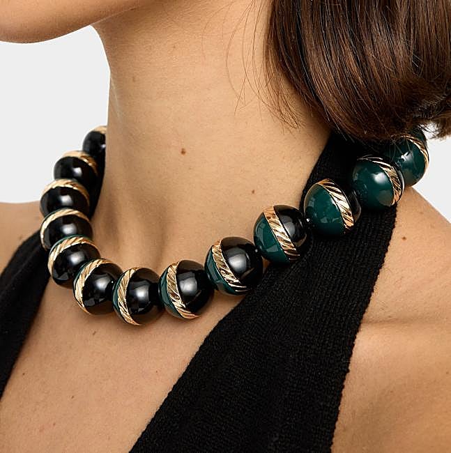 El truco de estilo para elevar un jersey básico: un collar de bolas (y ...
