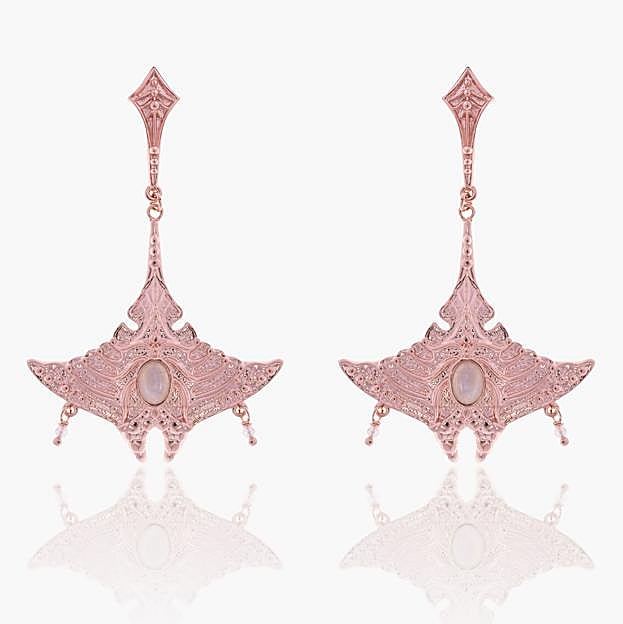 Pendientes elegantes y originales para elevar un look de invitada a los ...