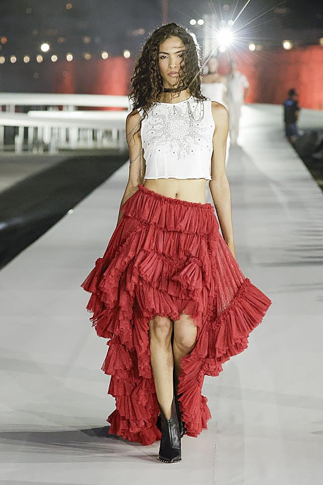 Vestidos de encaje guipur, transparencias y espardeñas con lazos: las ...