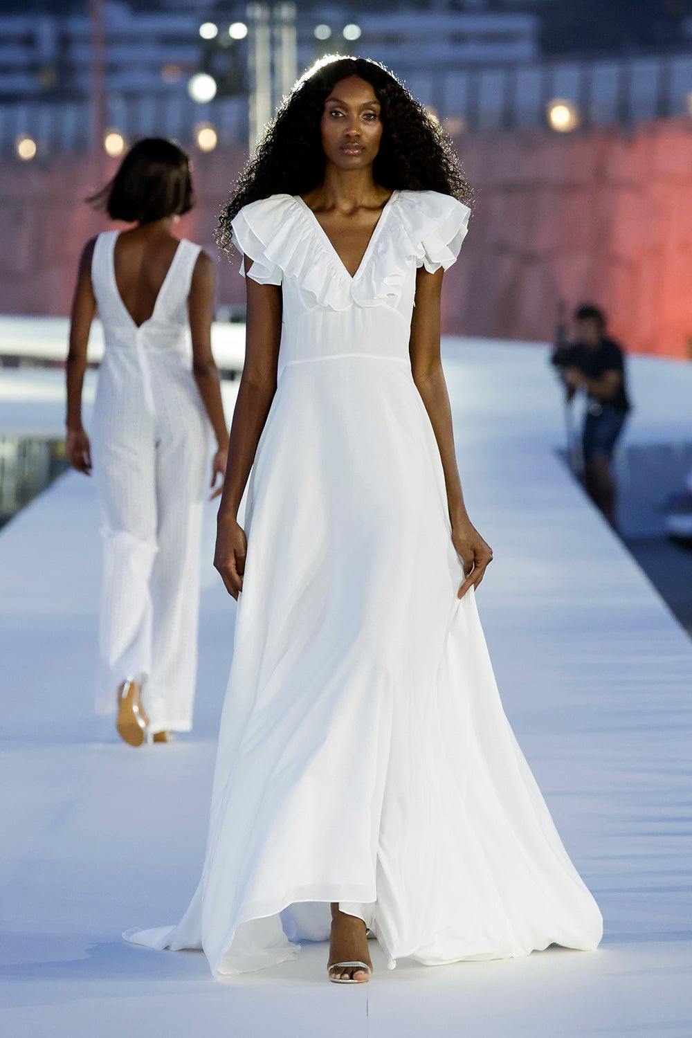 Vestidos de encaje guipur, transparencias y espardeñas con lazos: las ...