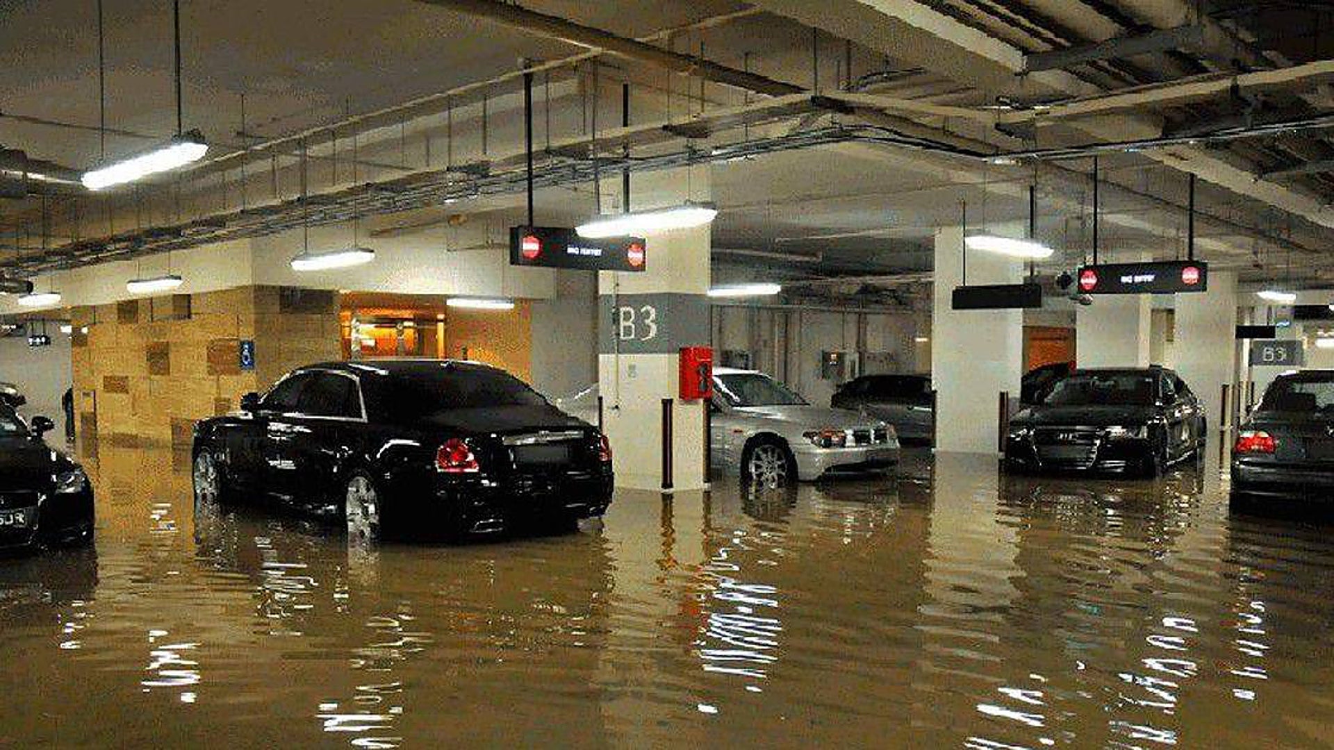 Cómo actuar si un vehículo ha estado en una inundación | El Correo