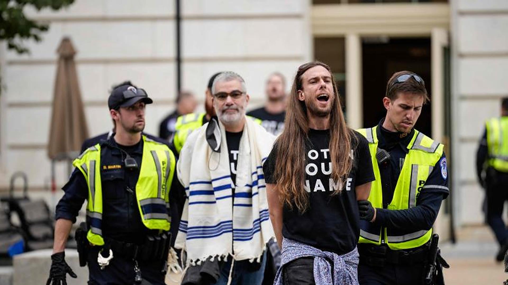 Medio millar de activistas judío-americanos toman el Capitolio en ...