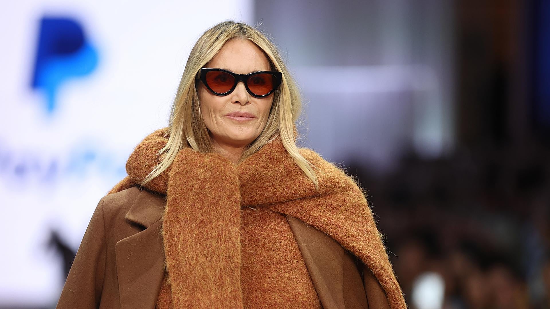 Elle Macpherson vuelve a subirse a la pasarela a sus 59 años | El Correo
