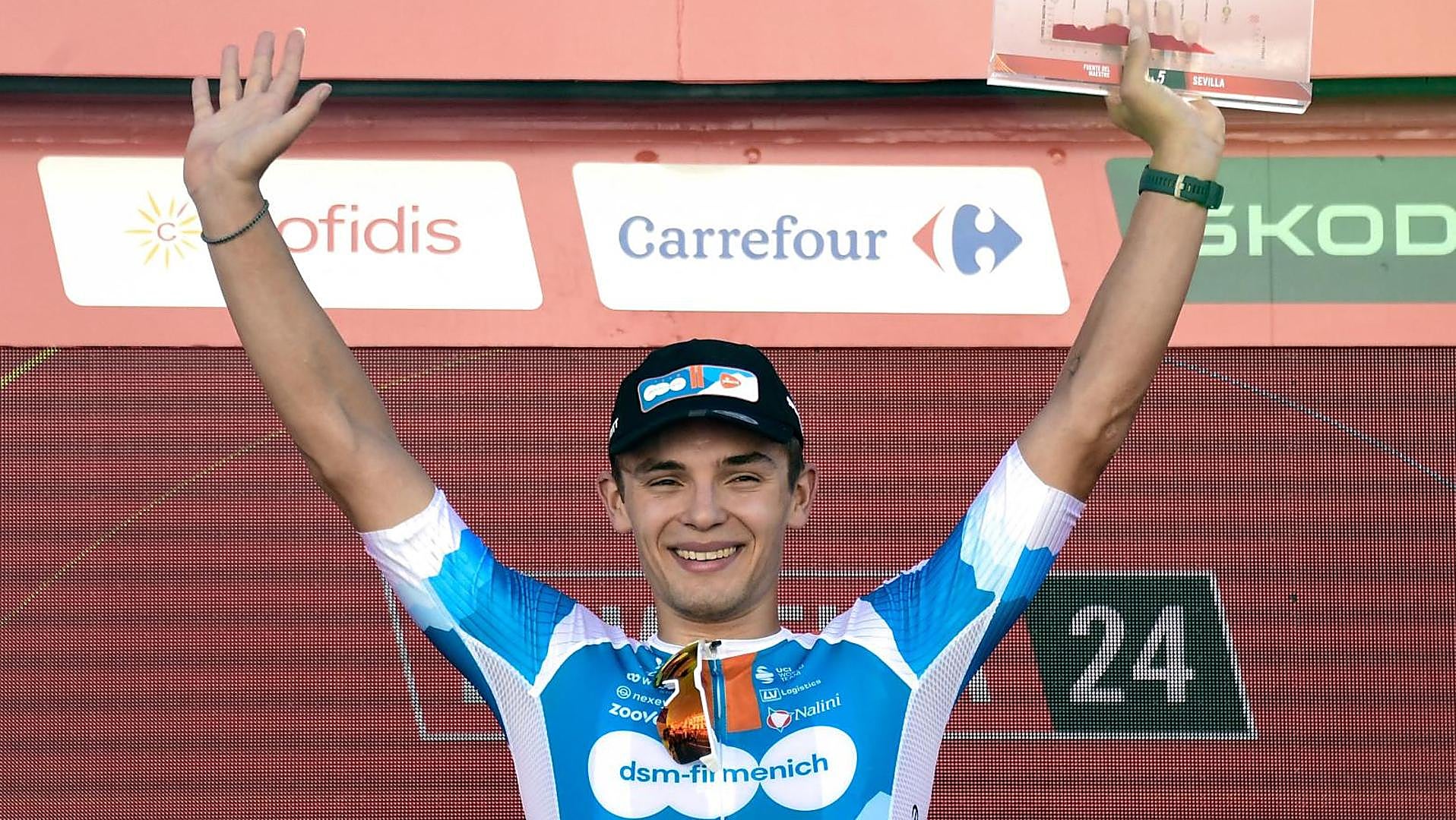 Bittner se adelanta a Van Aert por centímetros | Las Provincias